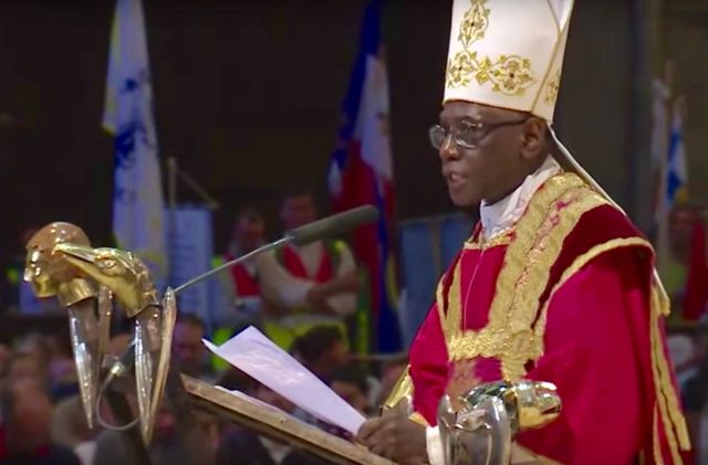 Le cardinal Sarah est-il l’adversaire du pape